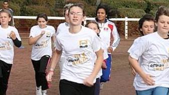 Carima Louami avec les collégiens biachois - La Voix du Nord