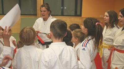 Sabine Menne, championne du monde de judo, en visite amicale au dojo d ...