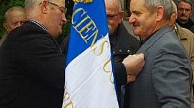 Guy Leduc médaillé pour cinq années de porte-drapeau - La Voix du Nord